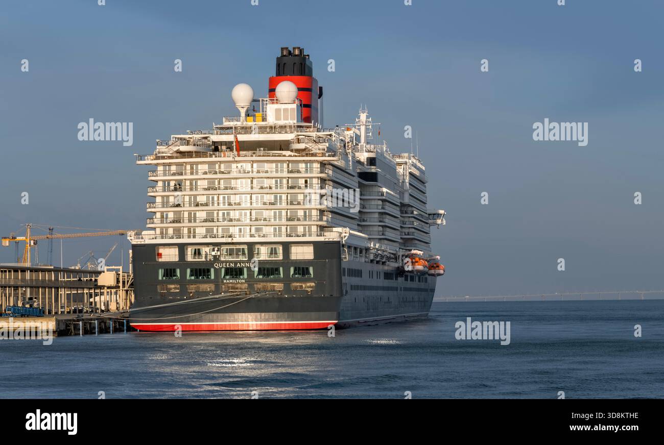 Queen anne cruise ship lisbon portugal hi-res stock photography and ...