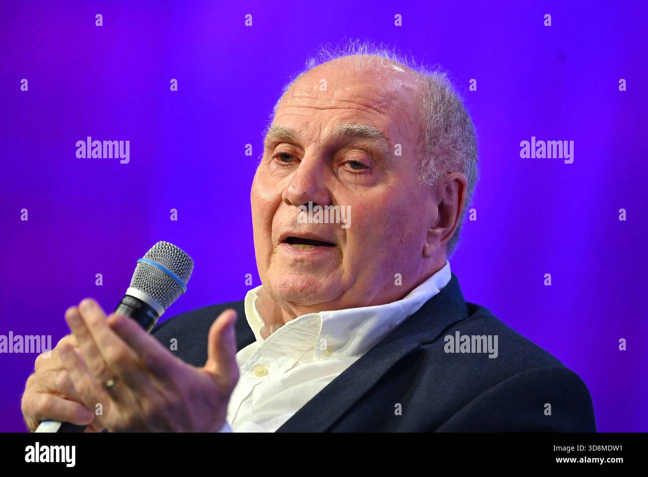 Uli HOENESS (Höness, Honorary President Bayern Munich), gesture, Single ...