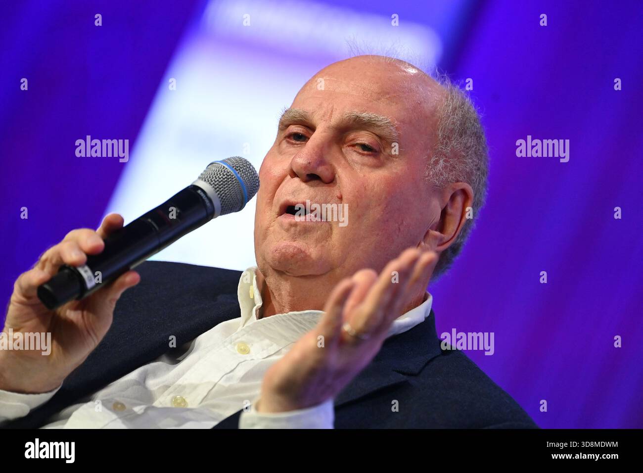 Uli HOENESS (Höness, Honorary President Bayern Munich), gesture, single ...