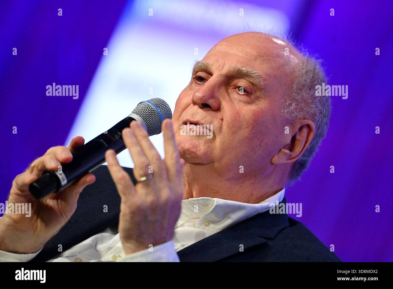 Uli HOENESS (Höness, Honorary President Bayern Munich), gesture, Single ...