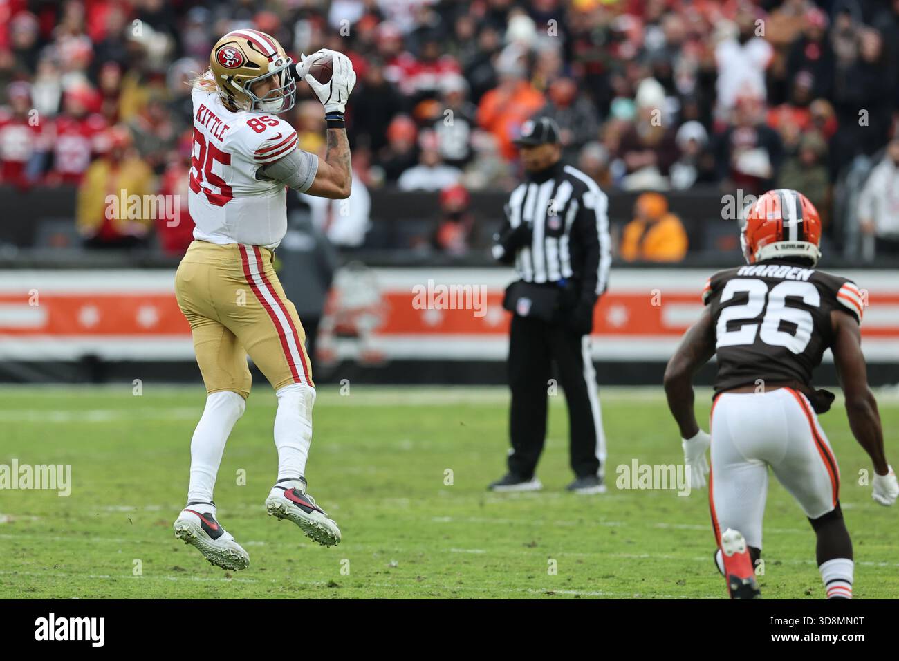 San Francisco 49ers tight end George Kittle (85) makes a catch against ...