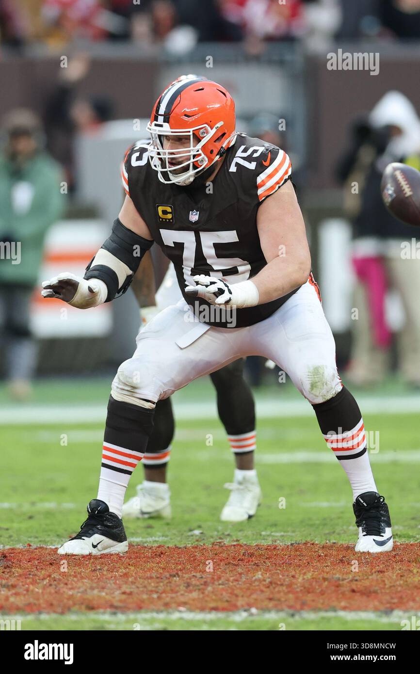Cleveland Browns guard Joel Bitonio (75) sets to block against the San ...