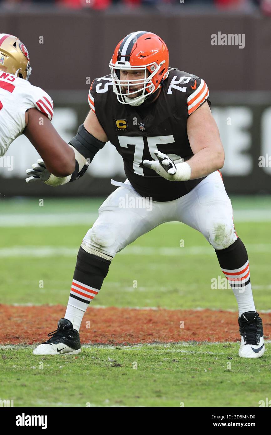 Cleveland Browns guard Joel Bitonio (75) sets to block against the San ...