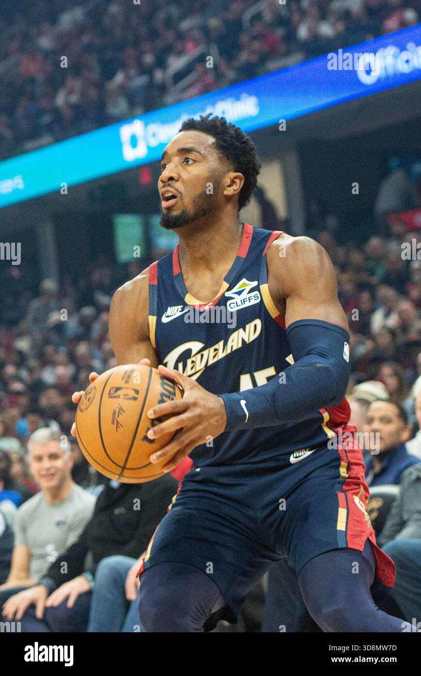 Cleveland Cavaliers' Donovan Mitchell (45) prepares to shoot against ...