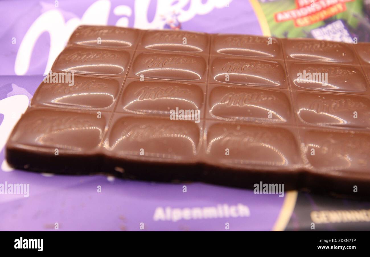 Eine Schokoladentafel der Marke Milka Alpenmilch liegt auf einer ...