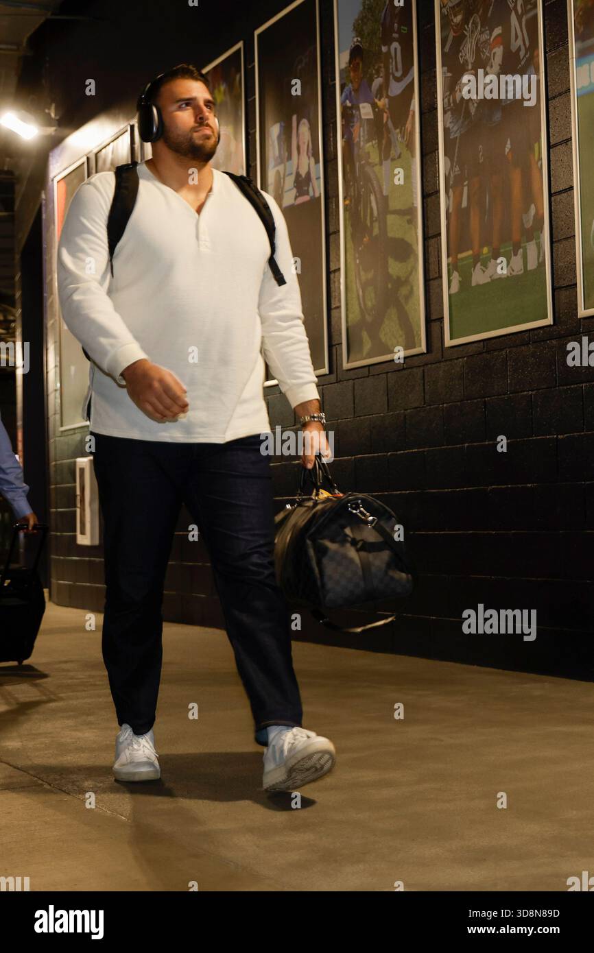 New York Giants guard Jon Runyan (76) enters the stadium prior to an ...