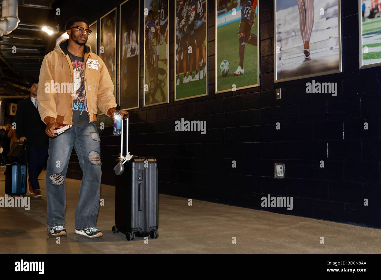 New York Giants cornerback Nic Jones (31) enters the stadium prior to ...