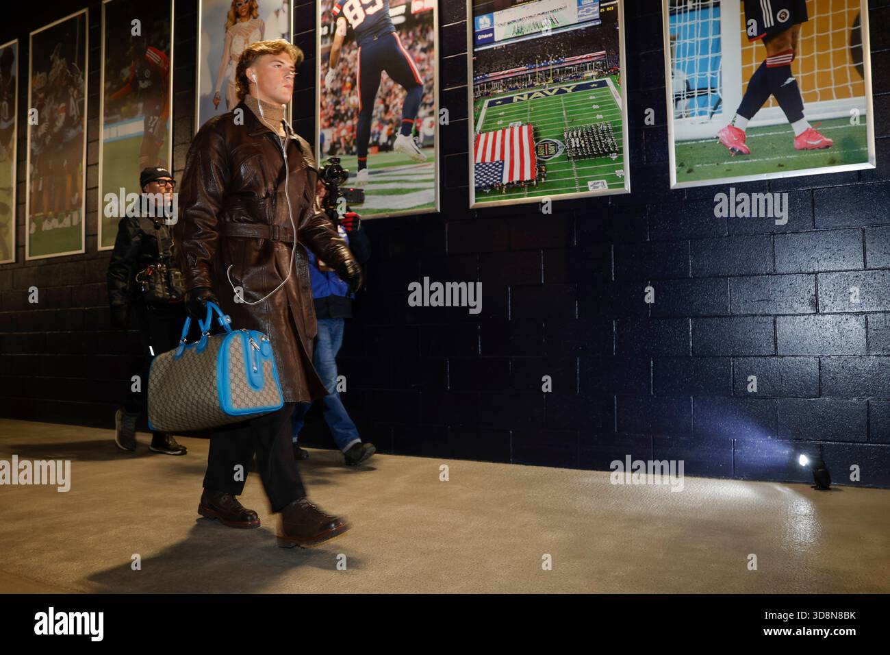 New York Giants quarterback Jaxson Dart (6) enters the stadium prior to ...