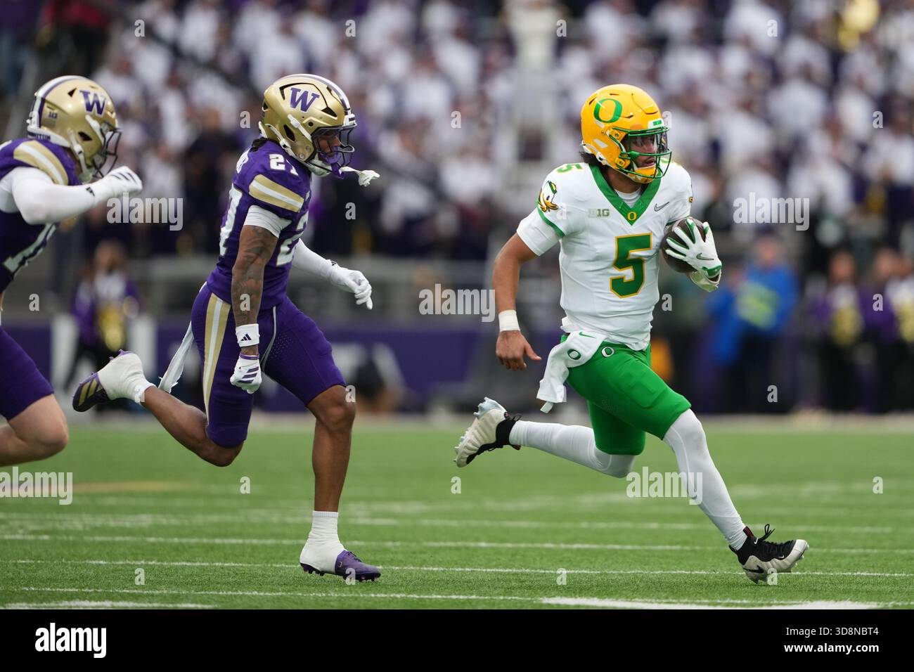 Oregon quarterback Dante Moore (5) runs the ball against Washington ...