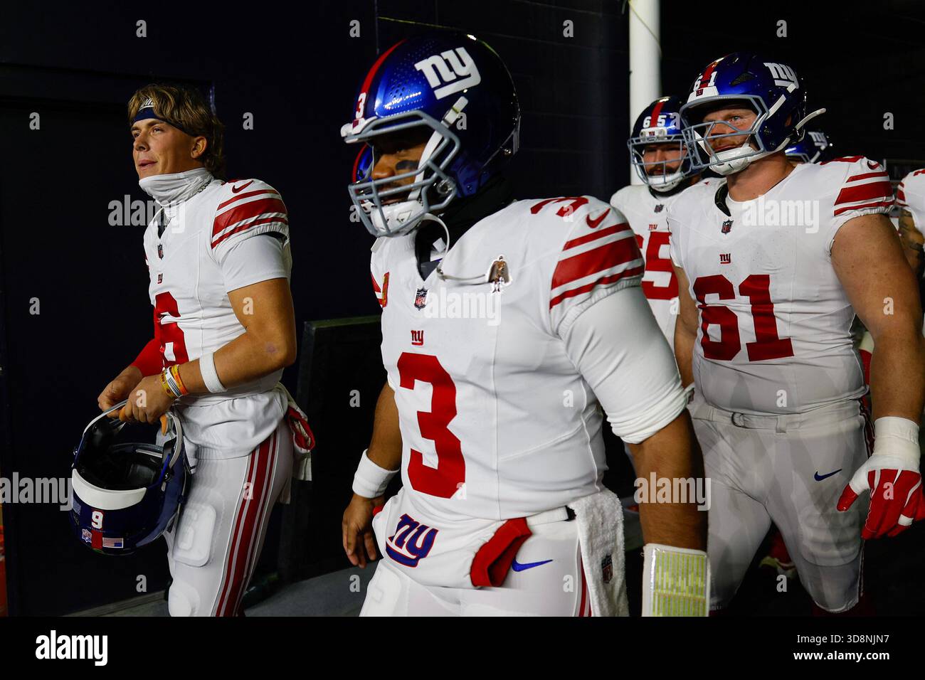 New York Giants quarterback Jaxson Dart (6) and quarterback Russell ...