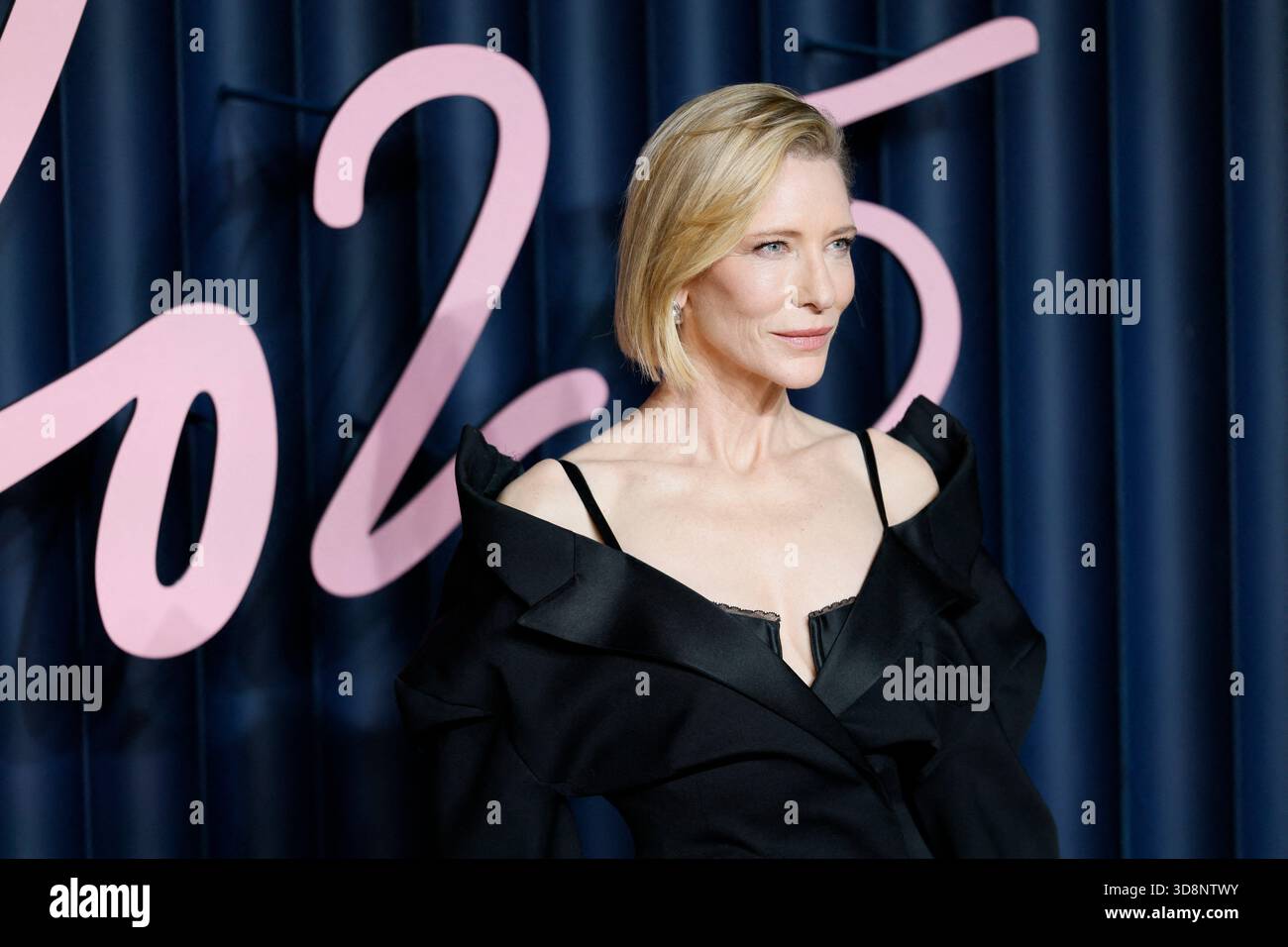 LONDON, UK - DECEMBER 01: Cate Blanchett poses at the photocall of ...
