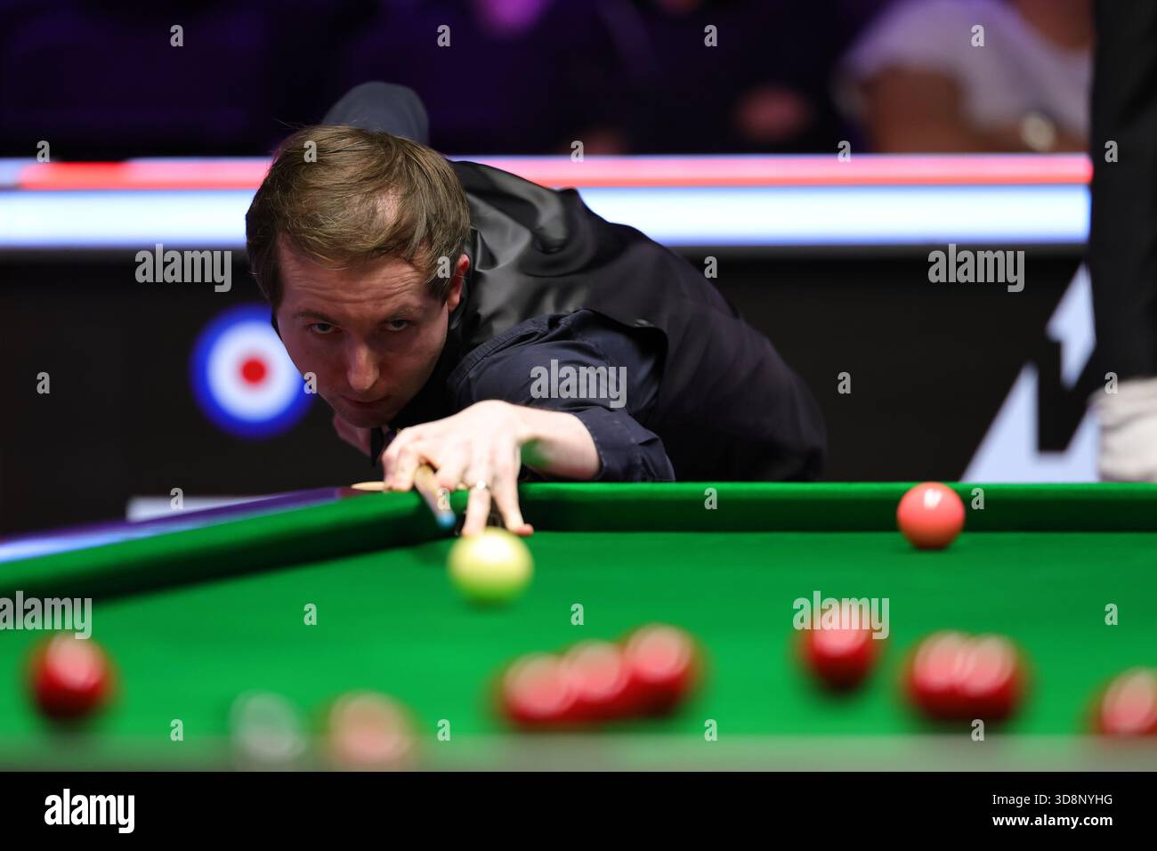 (251202) -- YORK, Dec. 2, 2025 (Xinhua) -- Scott Donaldson of Scotland ...