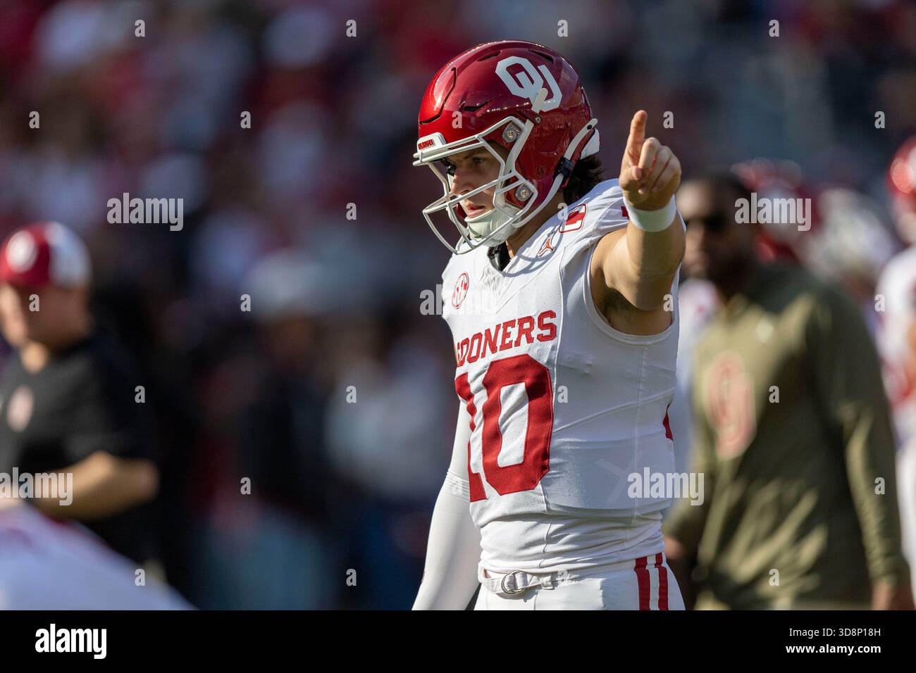 Oklahoma quarterback John Mateer (10) warms up before an NCAA college ...