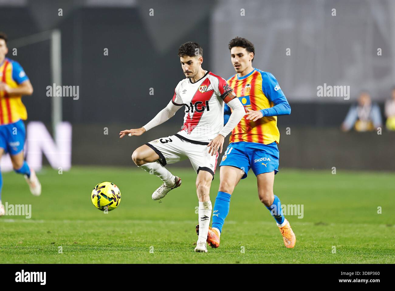 (L-R) Oscar Valentin (RayoVallecano), Andre Almeida (Valencia ...