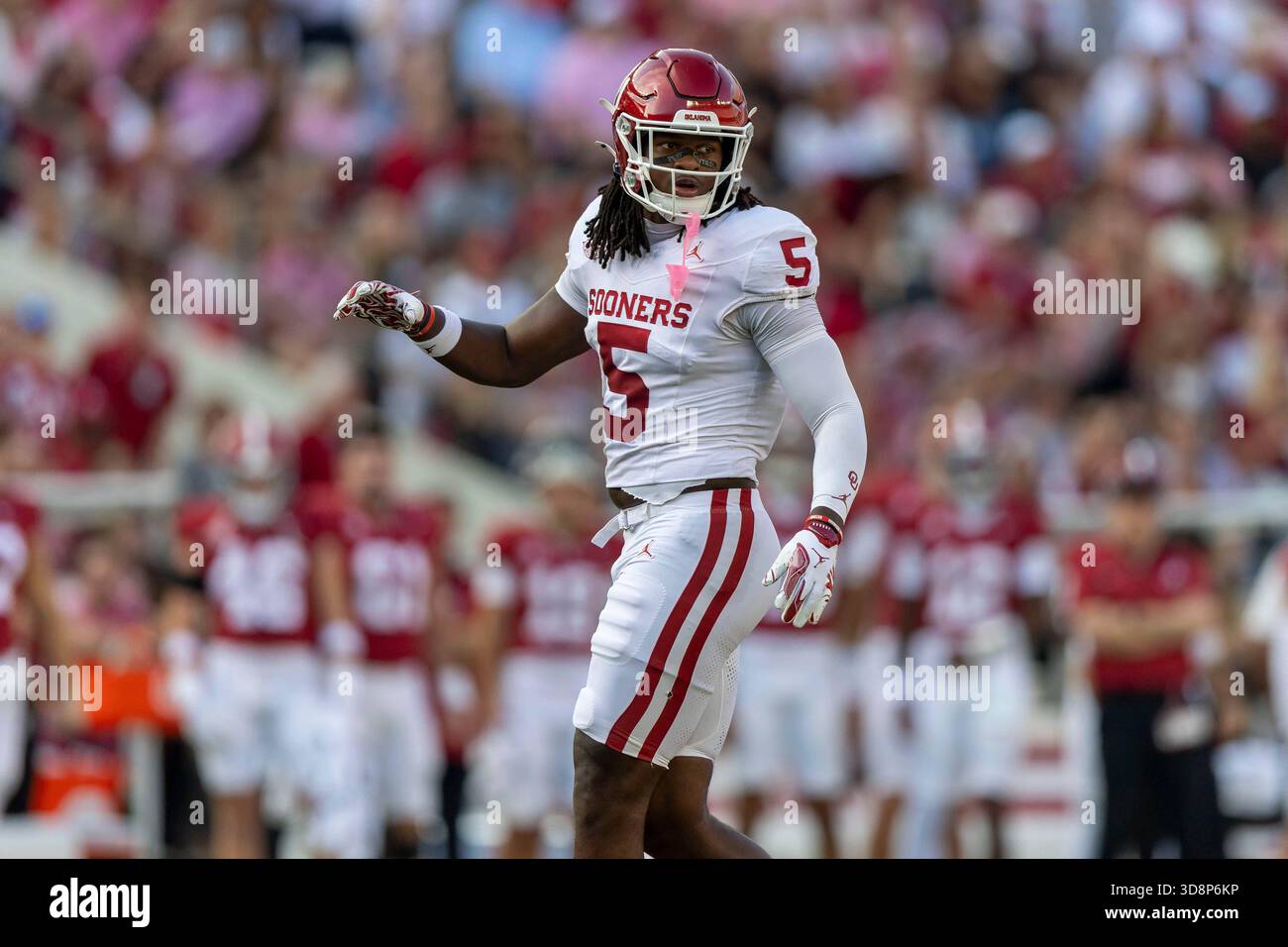 Oklahoma linebacker Kendal Daniels (5) lines up against Alabama during ...