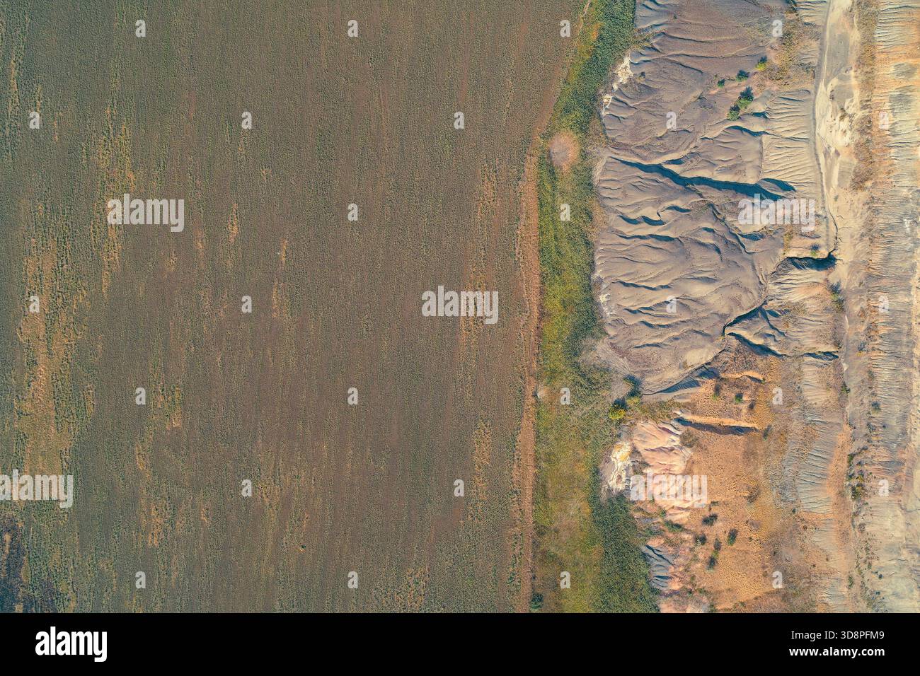 Contrast arid and arable land hi-res stock photography and images - Alamy