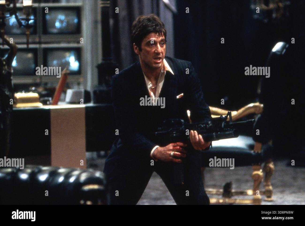 AL PACINO as Tony Montana with machine gun in SCARFACE 1983 director ...