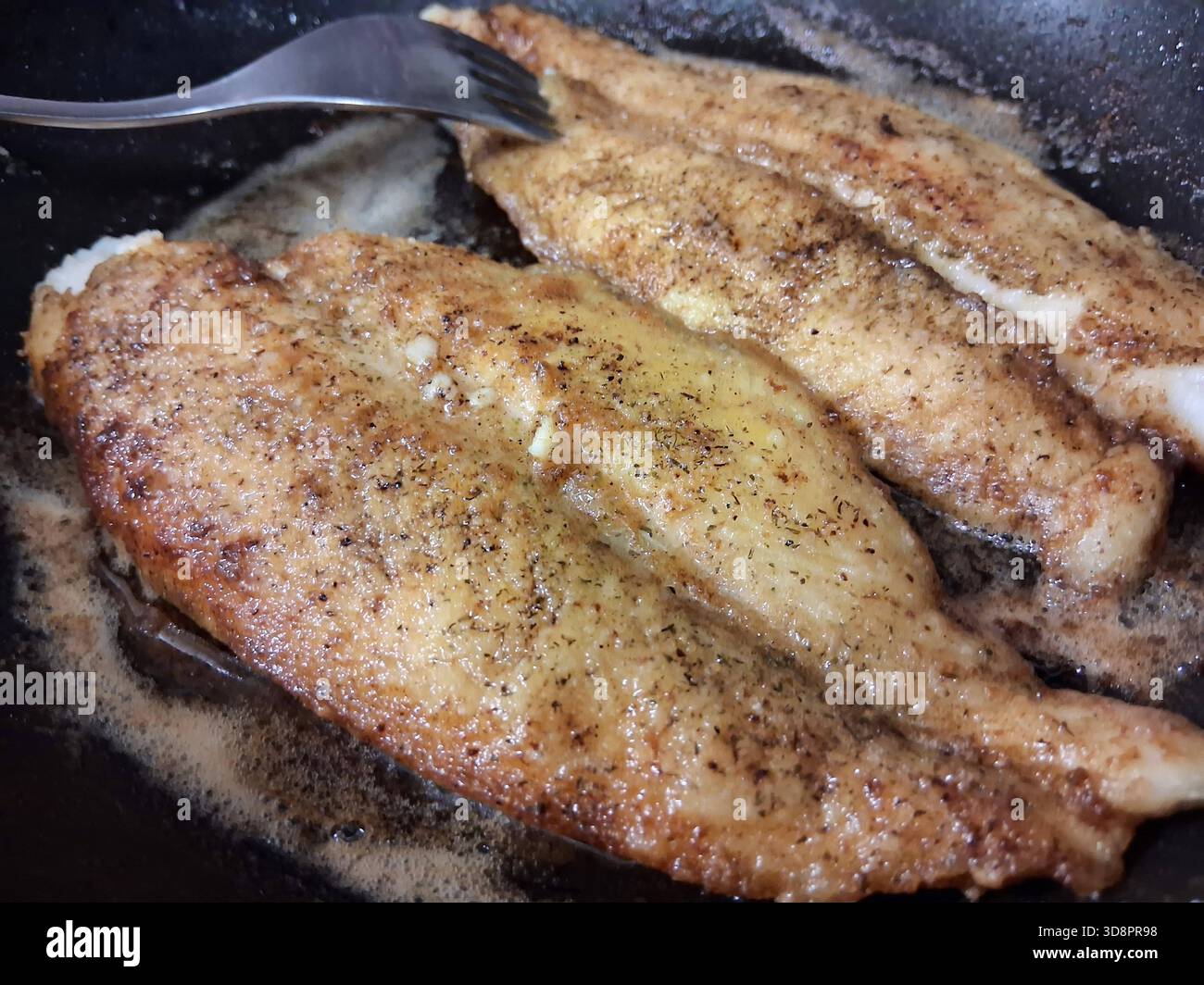 Pangasius Fisch in Pfanne und auf Teller Pangasius *** Pangasius fish ...