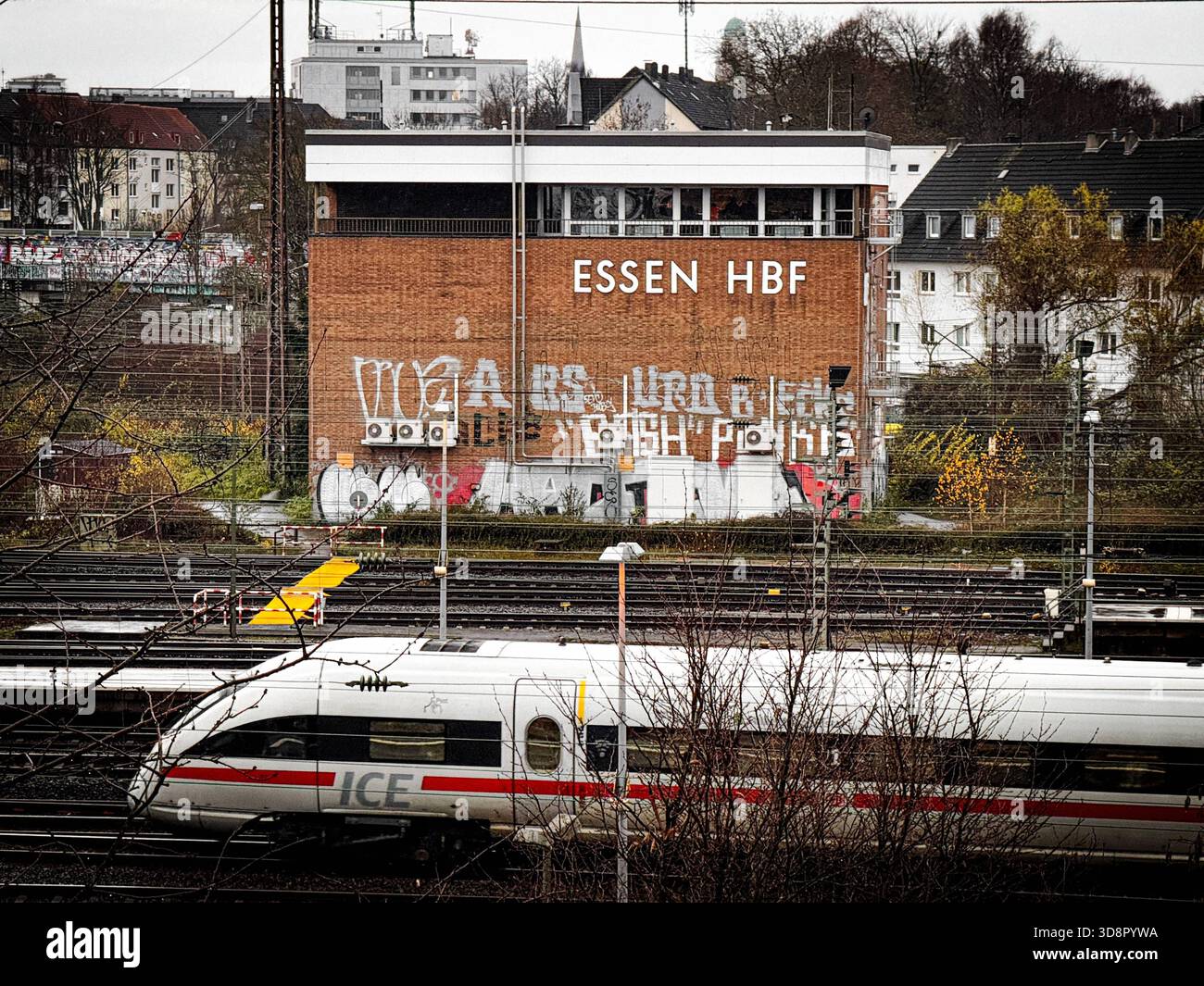 Essen, Deutschland, Europa: Essen Hbf, Bahnverkehr, ICE, Regionalzug ...