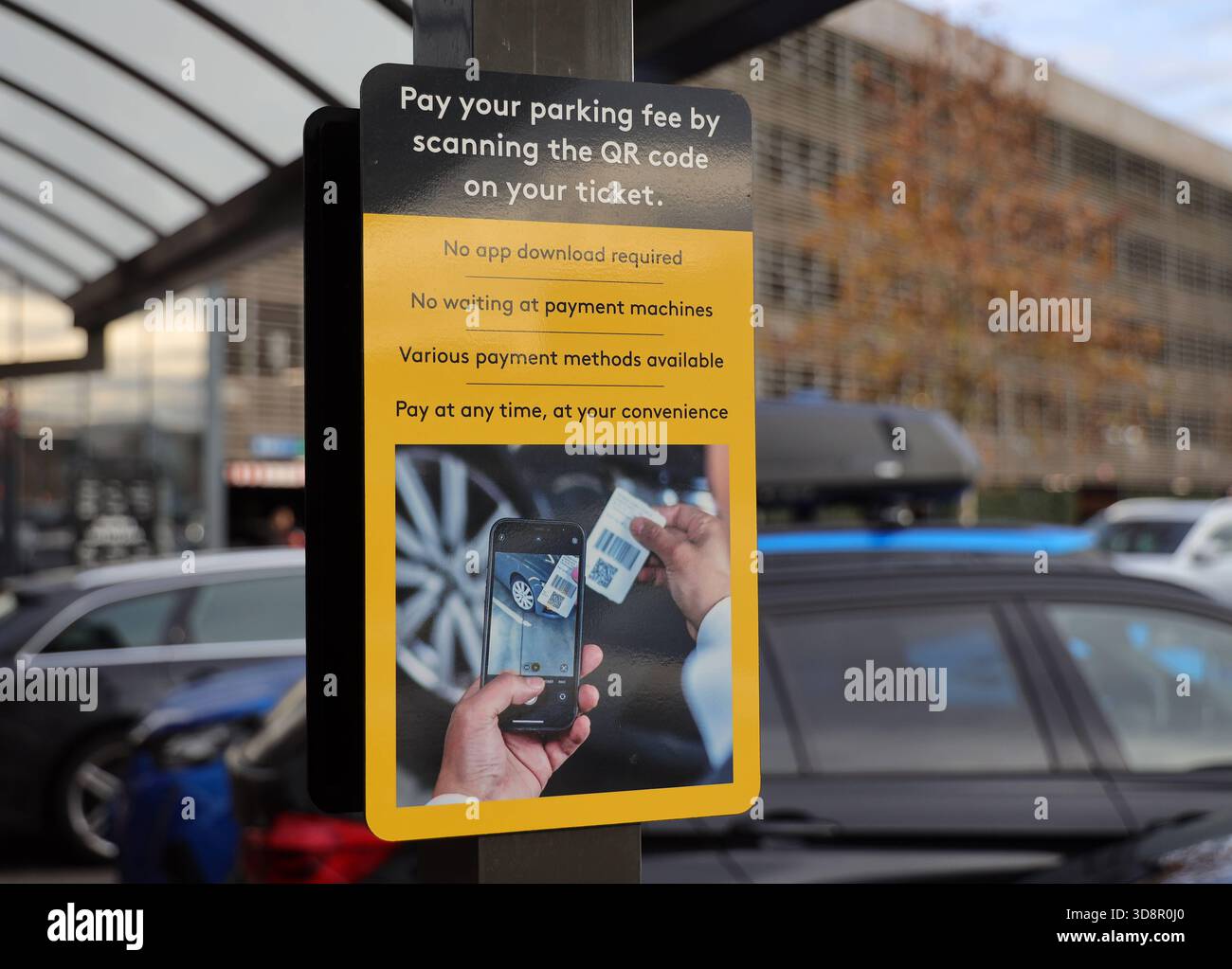 01.12.2025, Niederlande, Mobilität, Parken, Parkgebühr zahlen per QR ...