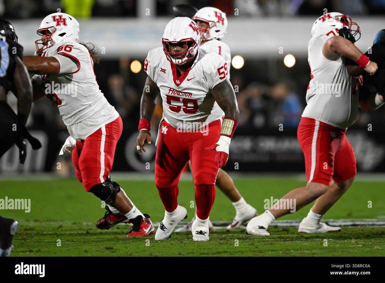 Houston offensive lineman Demetrius Hunter (59) sets up to block ...