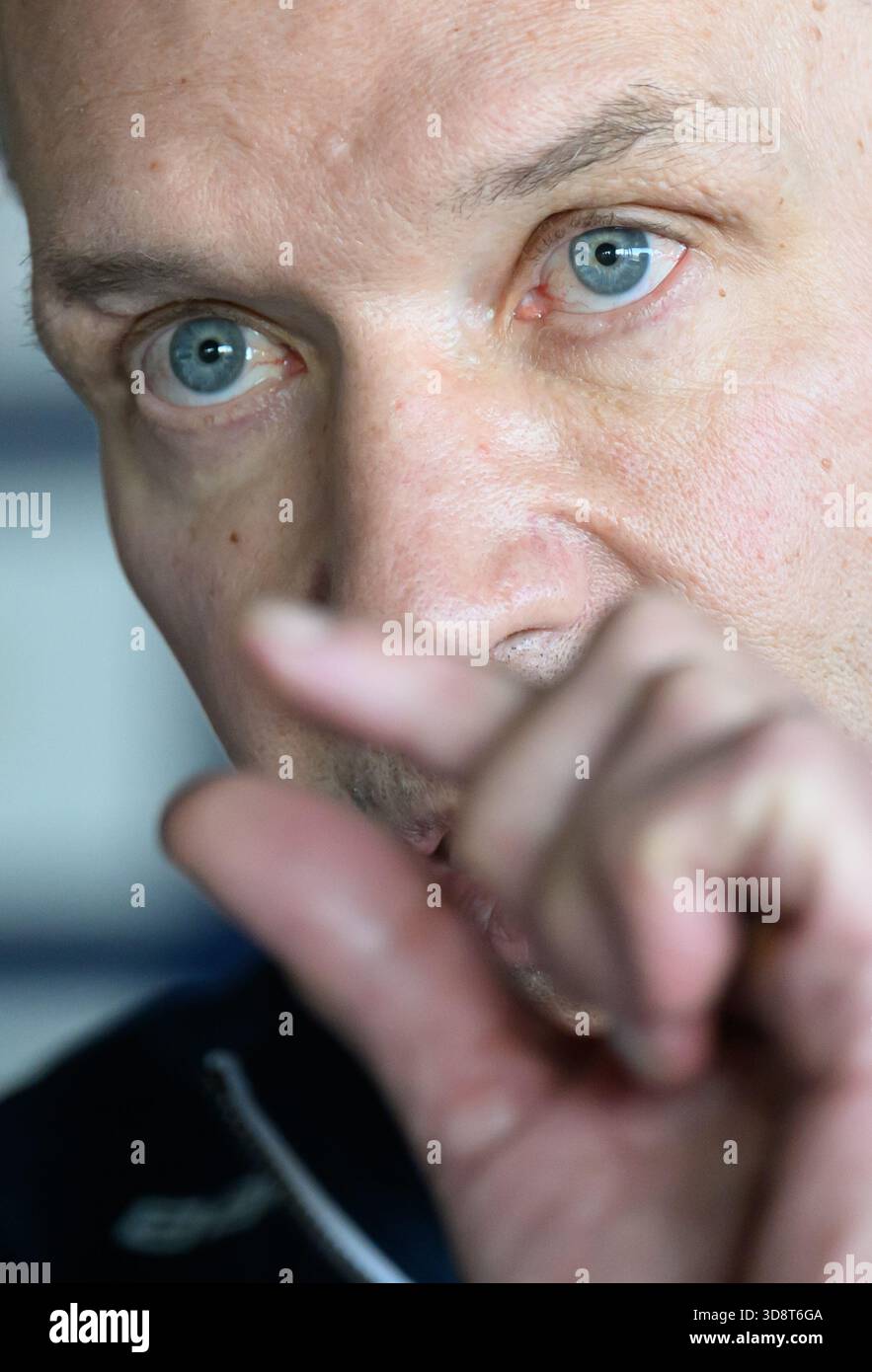 02 December 2025, Saxony, Dresden: Ice hockey: DEL, Dresdner Eislöwen ...