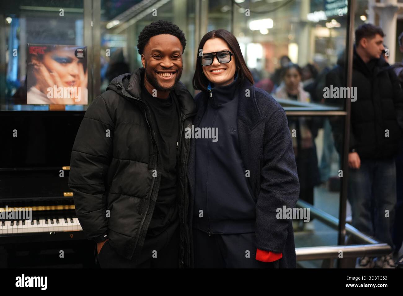 Pianist Jeffrey James with Singer Jessie J who surprised travellers ...