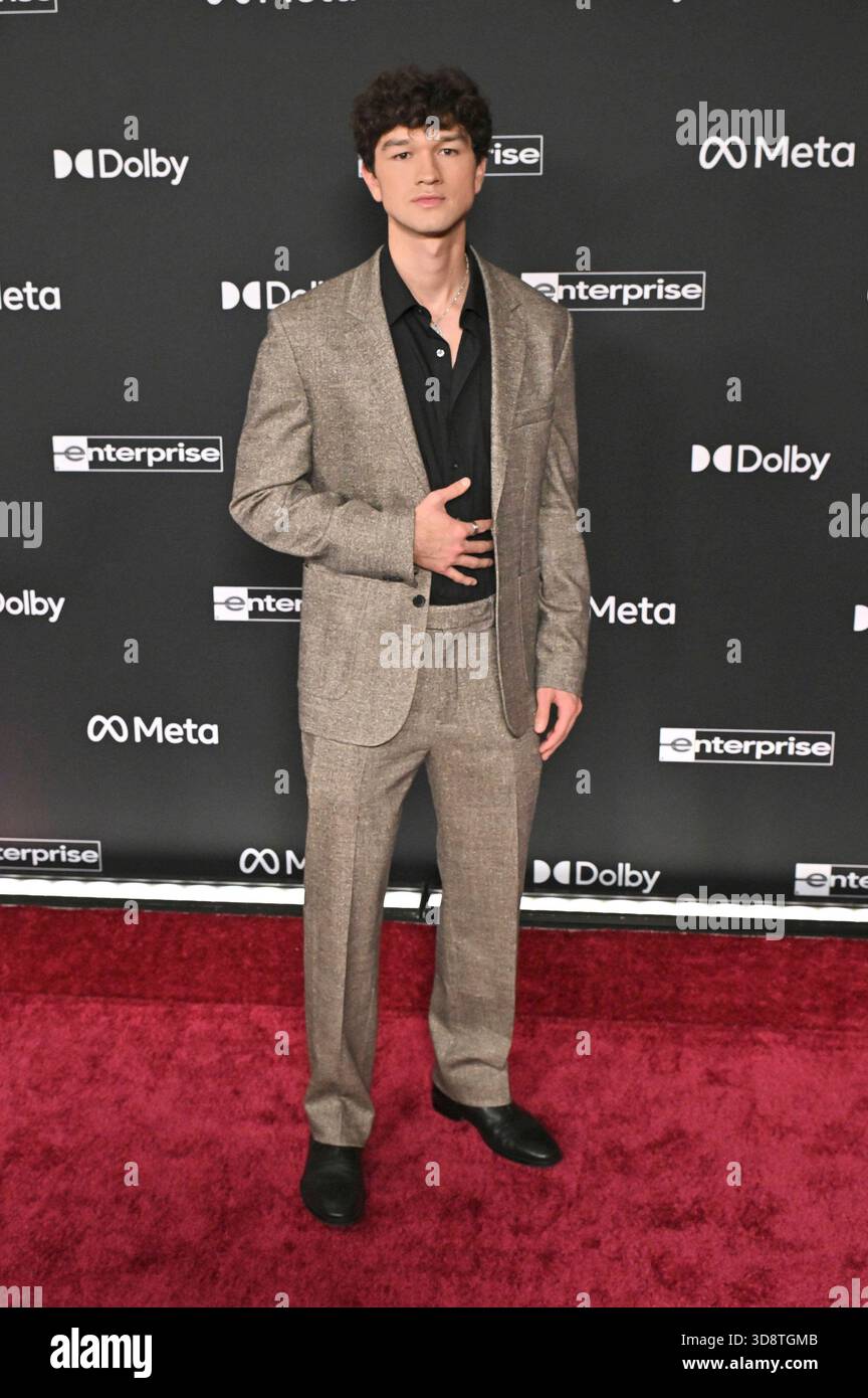 Charlie Bushnell bei der Weltpremiere des Kinofilms Avatar: Fire and ...