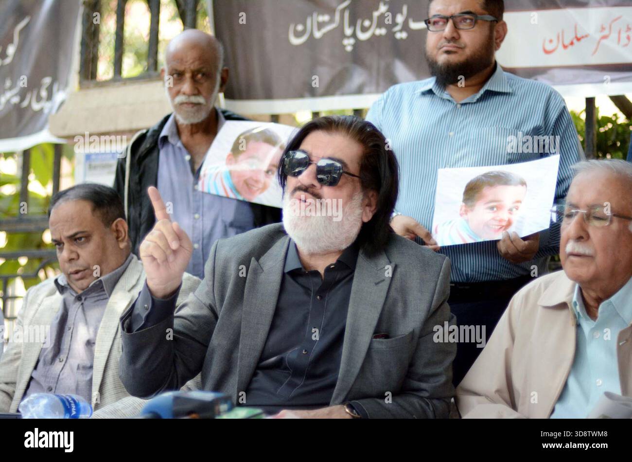 KARACHI, PAKISTAN, DEC 02: Leaders of Karachi Restaurants Movement and ...