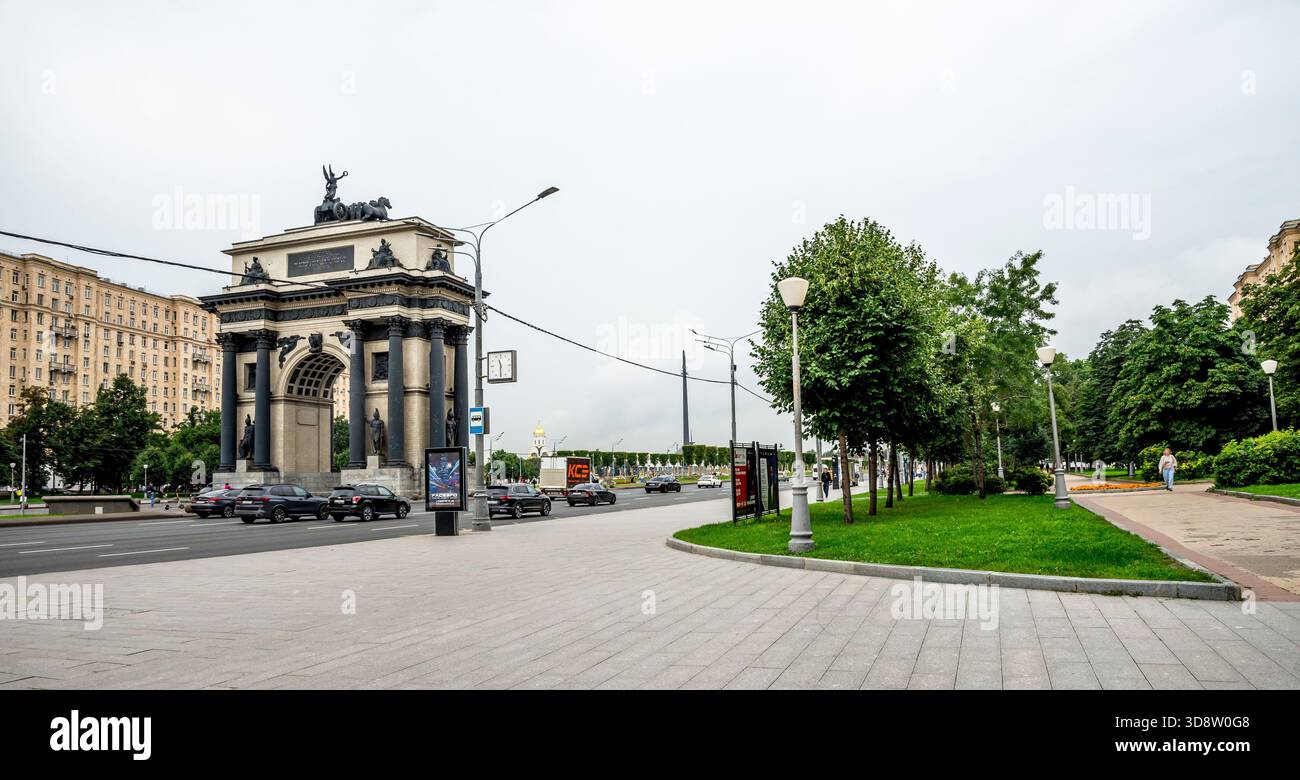 Triumphal gate on kutuzovsky avenue hi-res stock photography and images ...