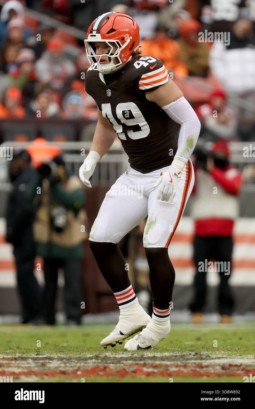 Cleveland Browns linebacker Carson Schwesinger (49) runs after the ball ...