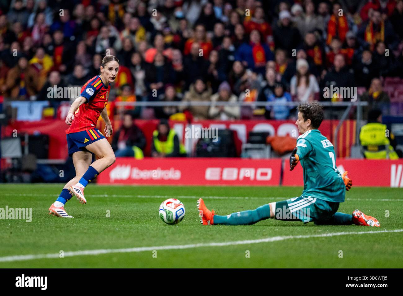 Madrid, Madrid, Spain. 2nd Dec, 2025. Esther Gonzalez of Spain (L ...