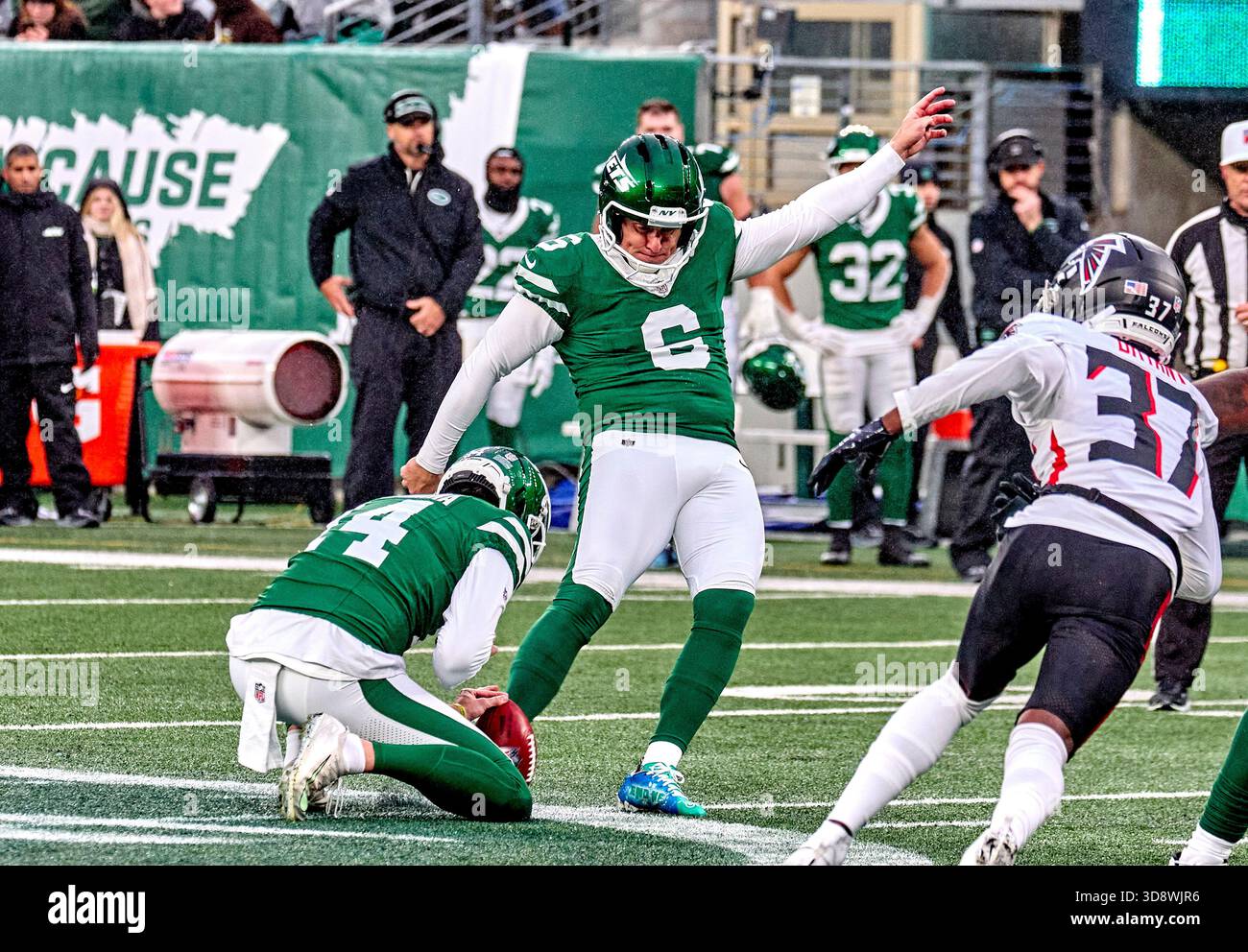 New York Jets kicker Nick Folk (6) kicks a 56 yard field goal with time ...
