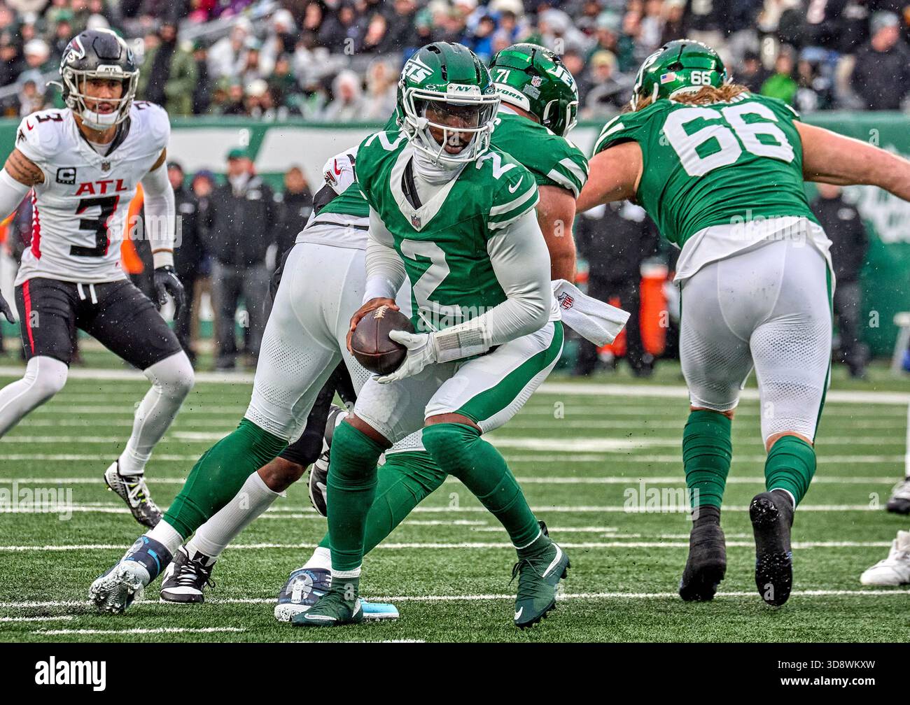 New York Jets quarterback Tyrod Taylor (2) against the Atlanta Falcons ...