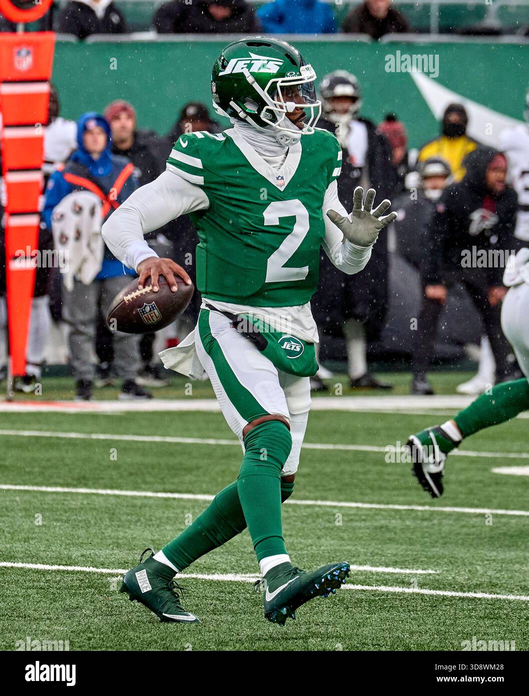 New York Jets quarterback Tyrod Taylor (2) looks to pass against the ...