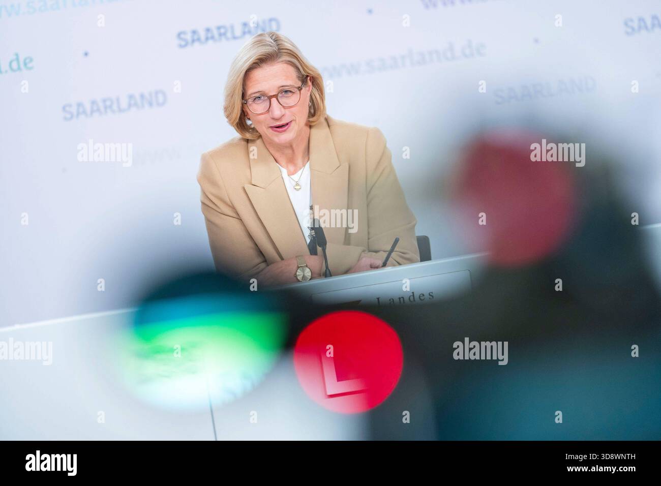 Saarlands Ministerpräsidentin Anke Rehlinger erklärt in der ...