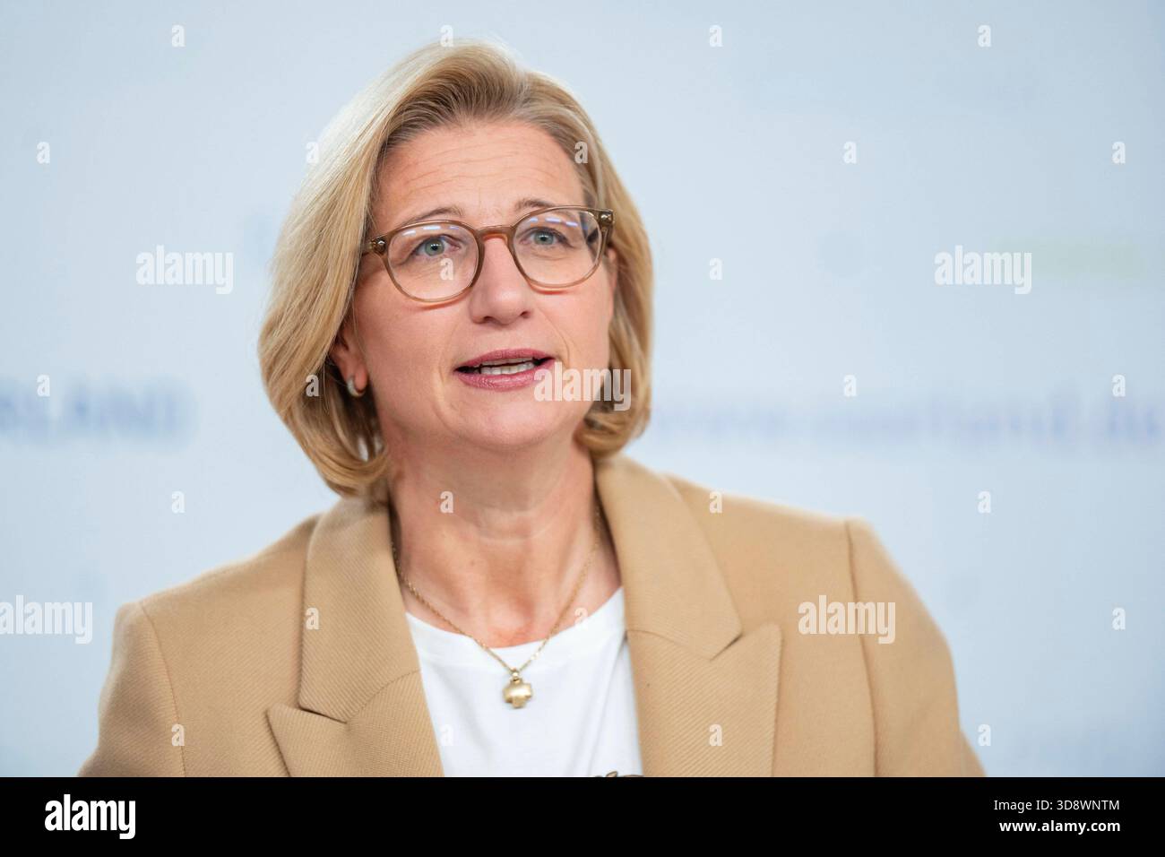 Saarlands Ministerpräsidentin Anke Rehlinger erklärt in der ...