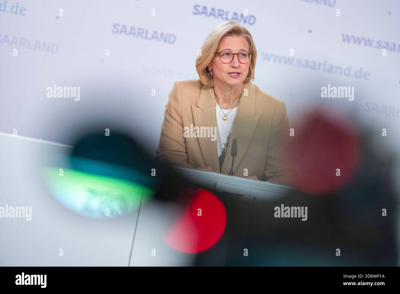 Saarlands Ministerpräsidentin Anke Rehlinger erklärt in der ...