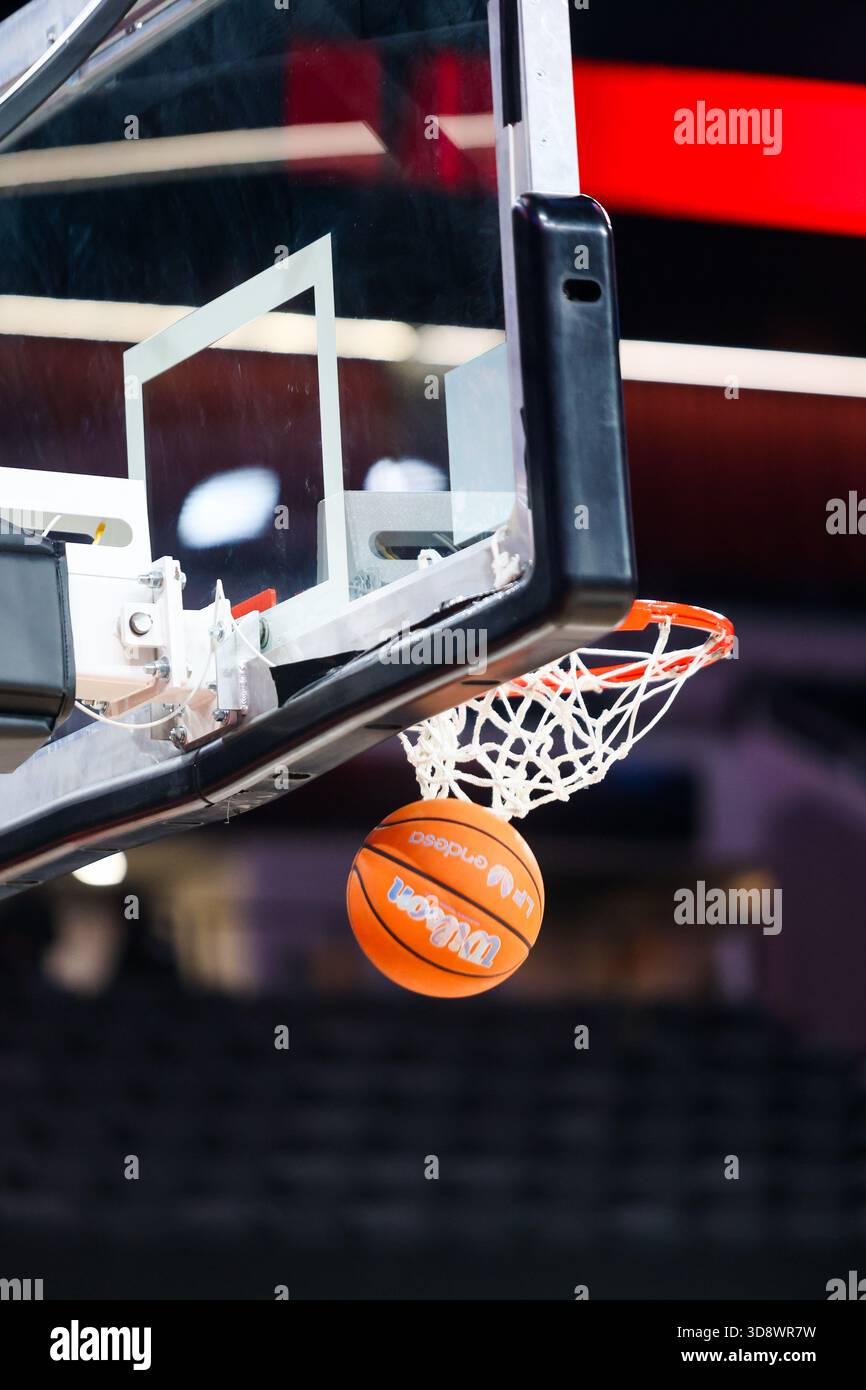 Street hoops ball hi-res stock photography and images - Alamy