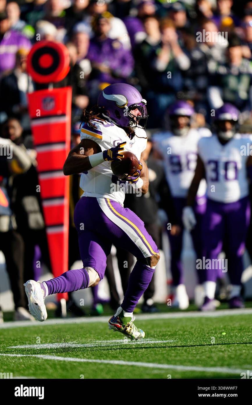 Minnesota Vikings running back Aaron Jones Sr. (33) runs with the ball ...