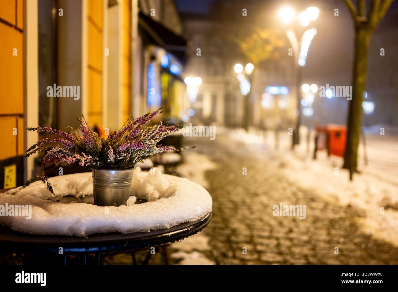 Snow covered outdoor cafe hi-res stock photography and images - Alamy