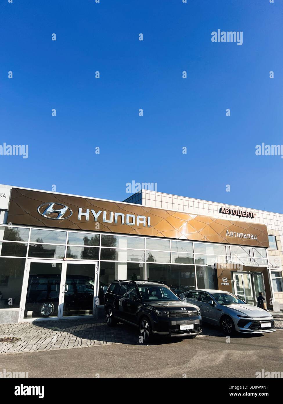 Showroomfront hi-res stock photography and images - Alamy