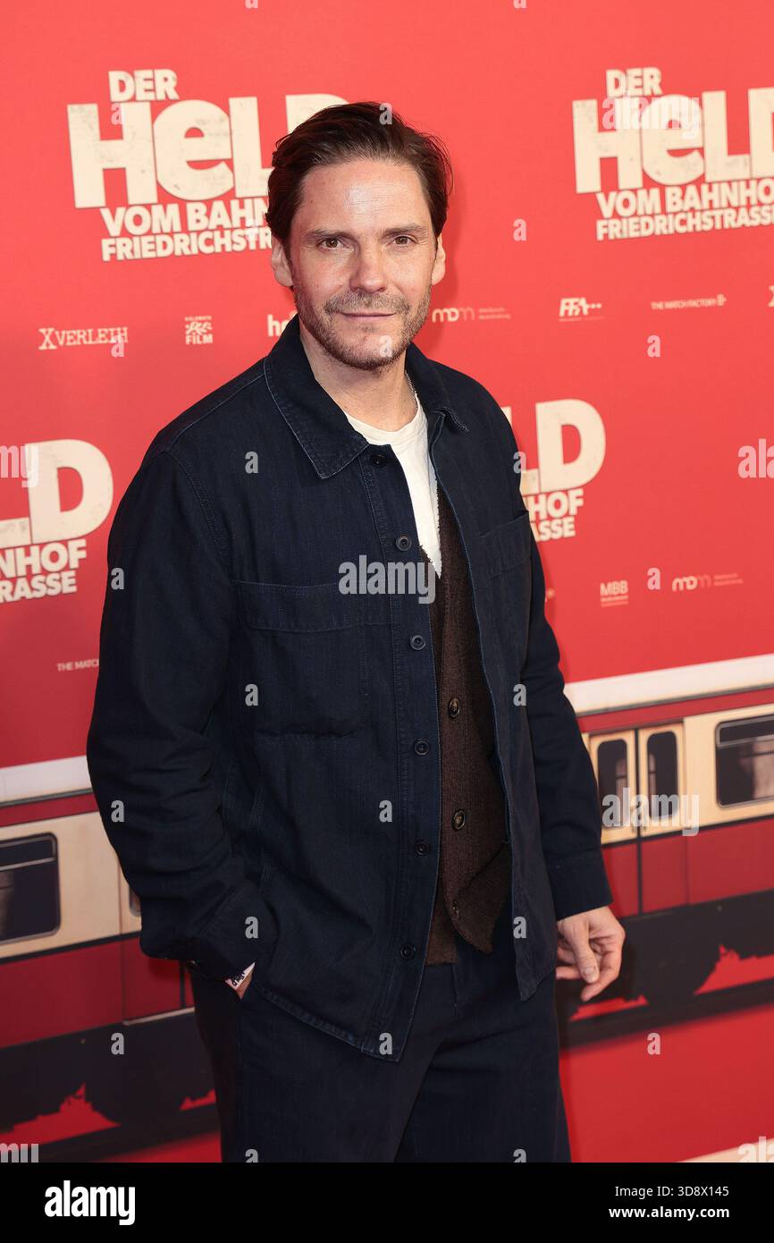 Daniel Bruehl attends the ‚„Der Held vom Bahnhof Friedrichstrasse ...