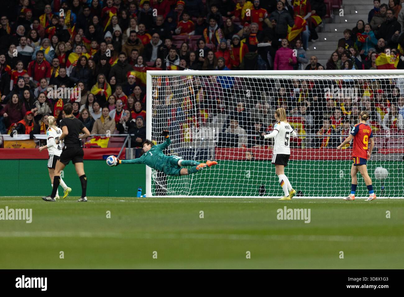 Madrid, Spain. 2nd Dec 2025. Ann-Katrin Berger during the final of the ...