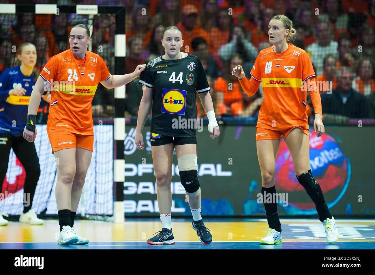 ROTTERDAM, NETHERLANDS - DECEMBER 2: Romee Maarschalkerweerd of the ...