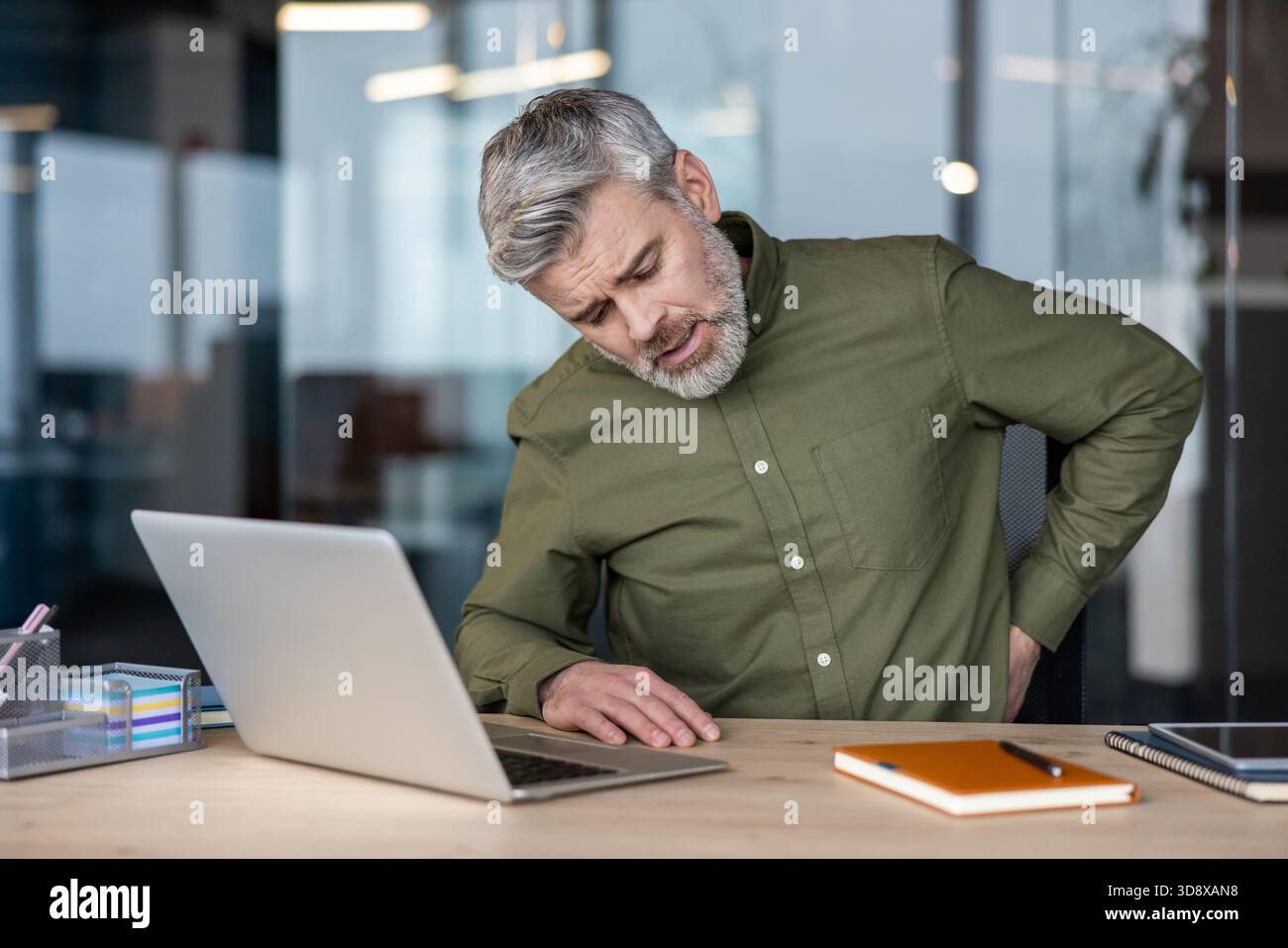 Man showin laptop hi-res stock photography and images - Alamy
