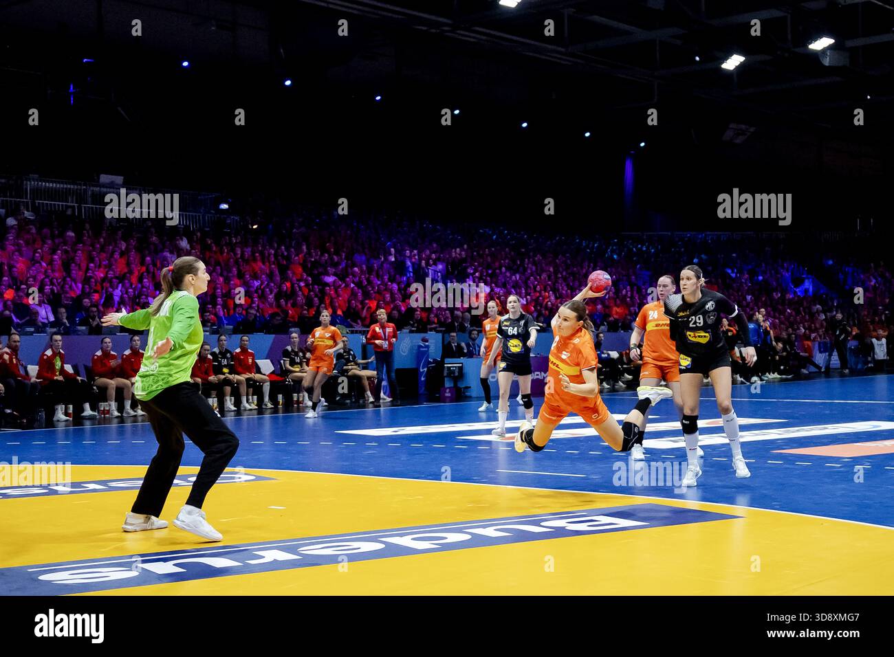 ROTTERDAM - Goalkeeper Lena Ivančok (AUT) and Bo van Wetering (NED ...