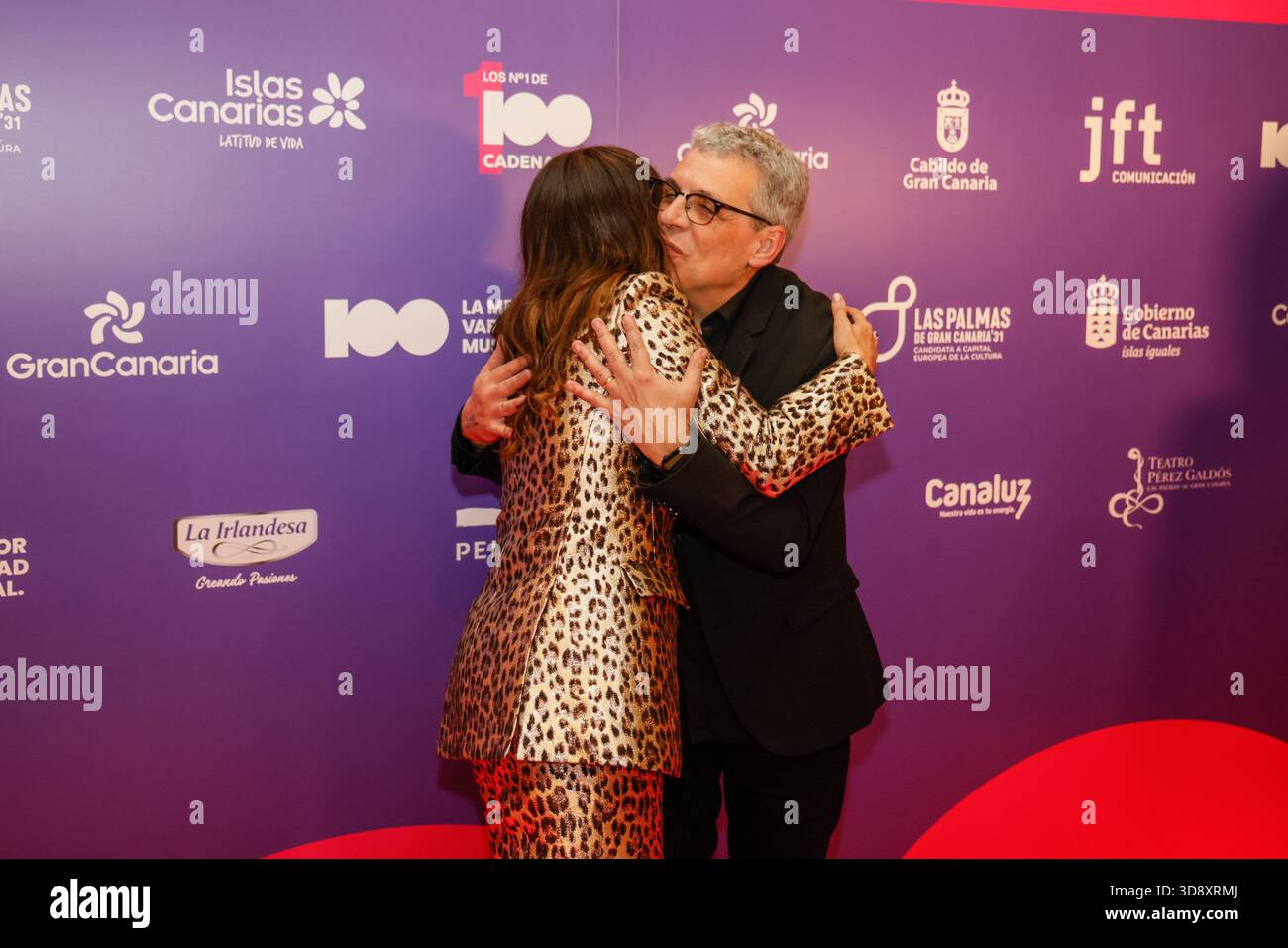 Singers Eva Amaral and Pedro Pastor greet each other during the ...