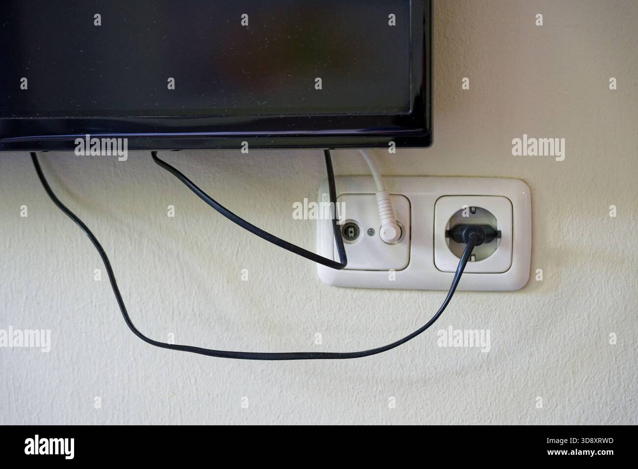 Flat screen television hangs hi-res stock photography and images - Alamy