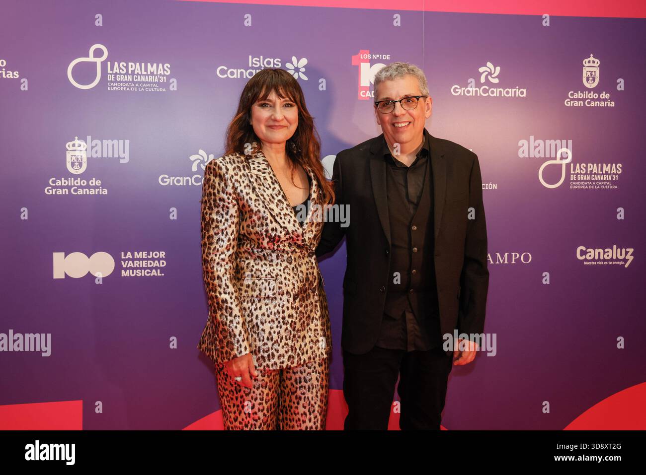 Singers Eva Amaral and Pedro Pastor pose during the photocall of Los ...